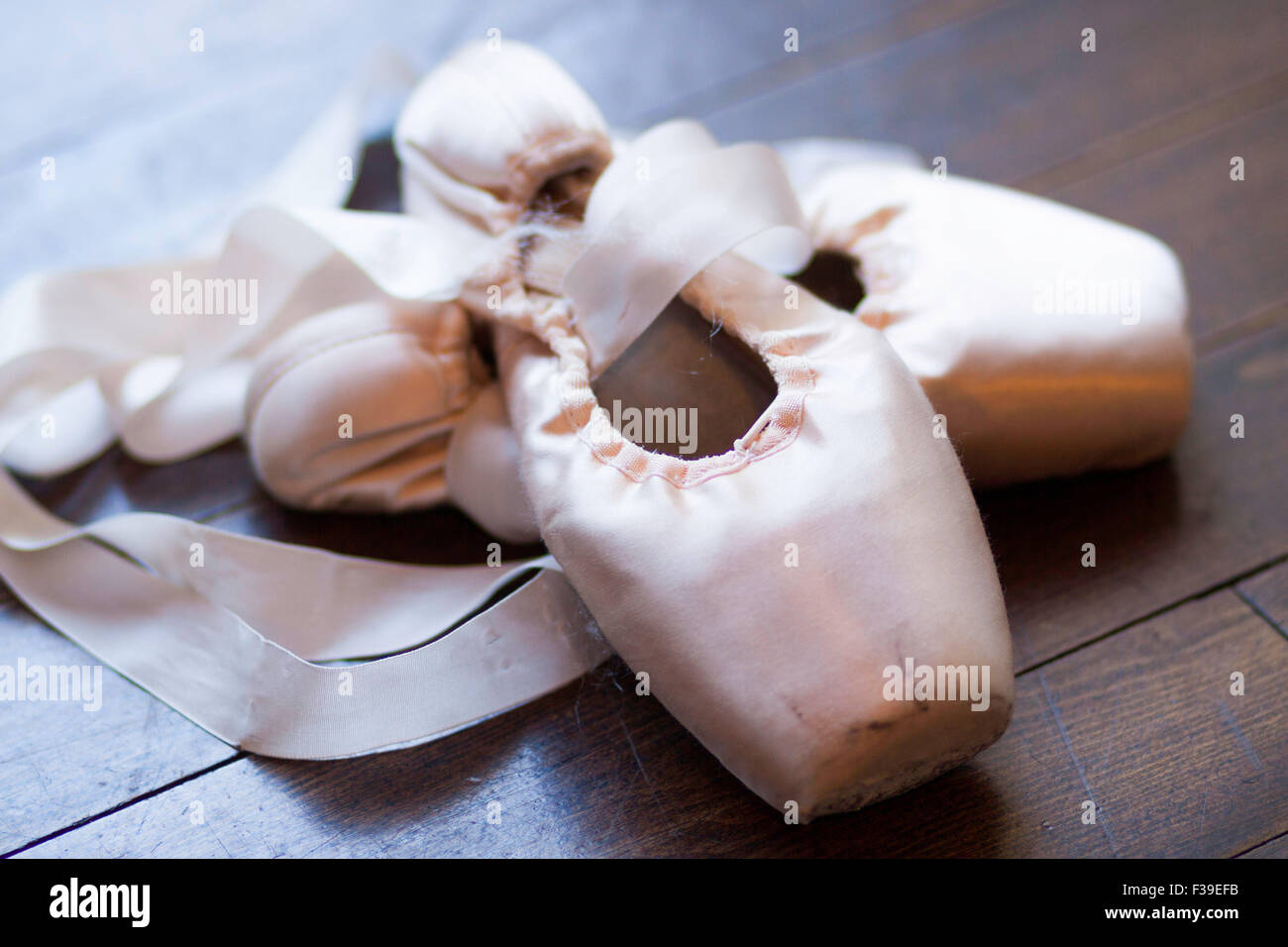Broken in pointe shoes hi-res stock photography and images - Alamy