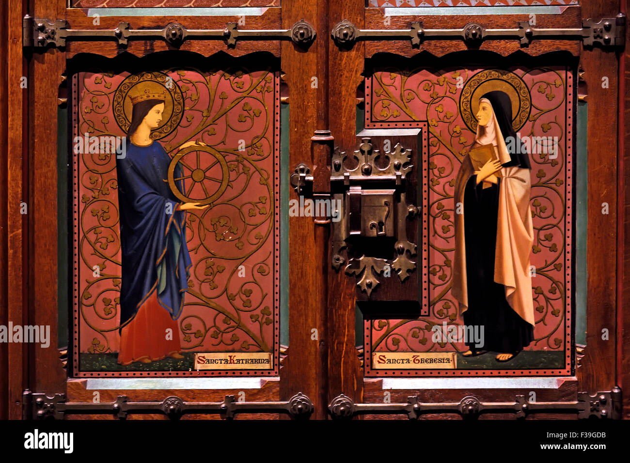 Muziekkast en piano met een reliek van Sint Cecilia - Music cabinet and ...