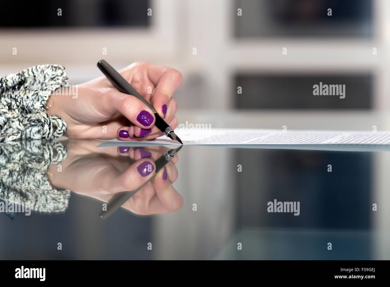 Lady signs formal paper Stock Photo - Alamy