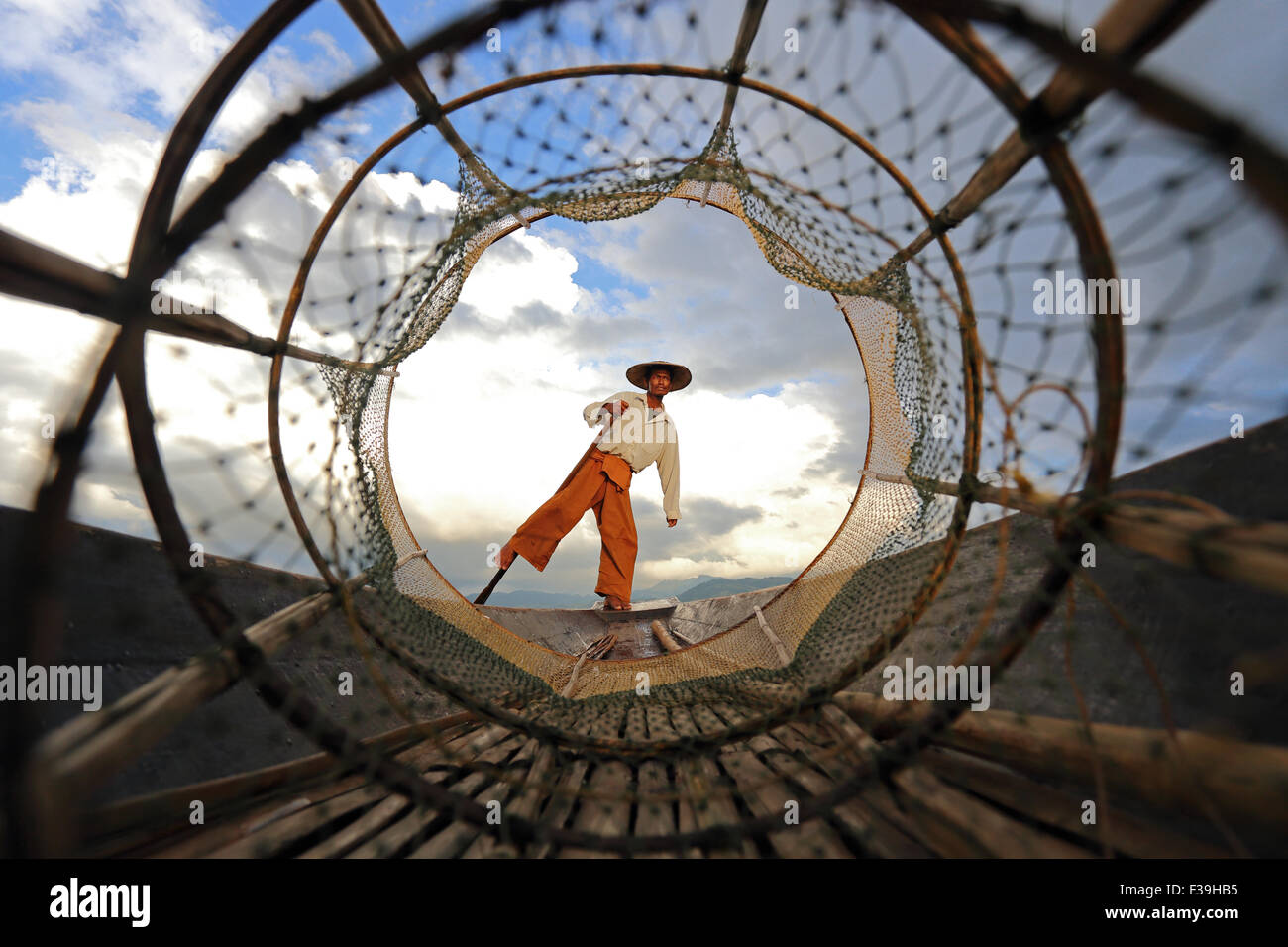 One leg rowing fisherman in Myanmar Stock Photo - Alamy