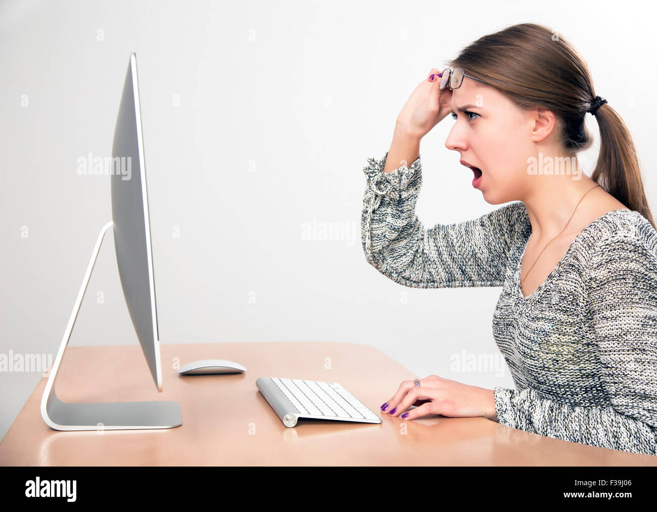 Angry lady yelling on computer screen Stock Photo - Alamy