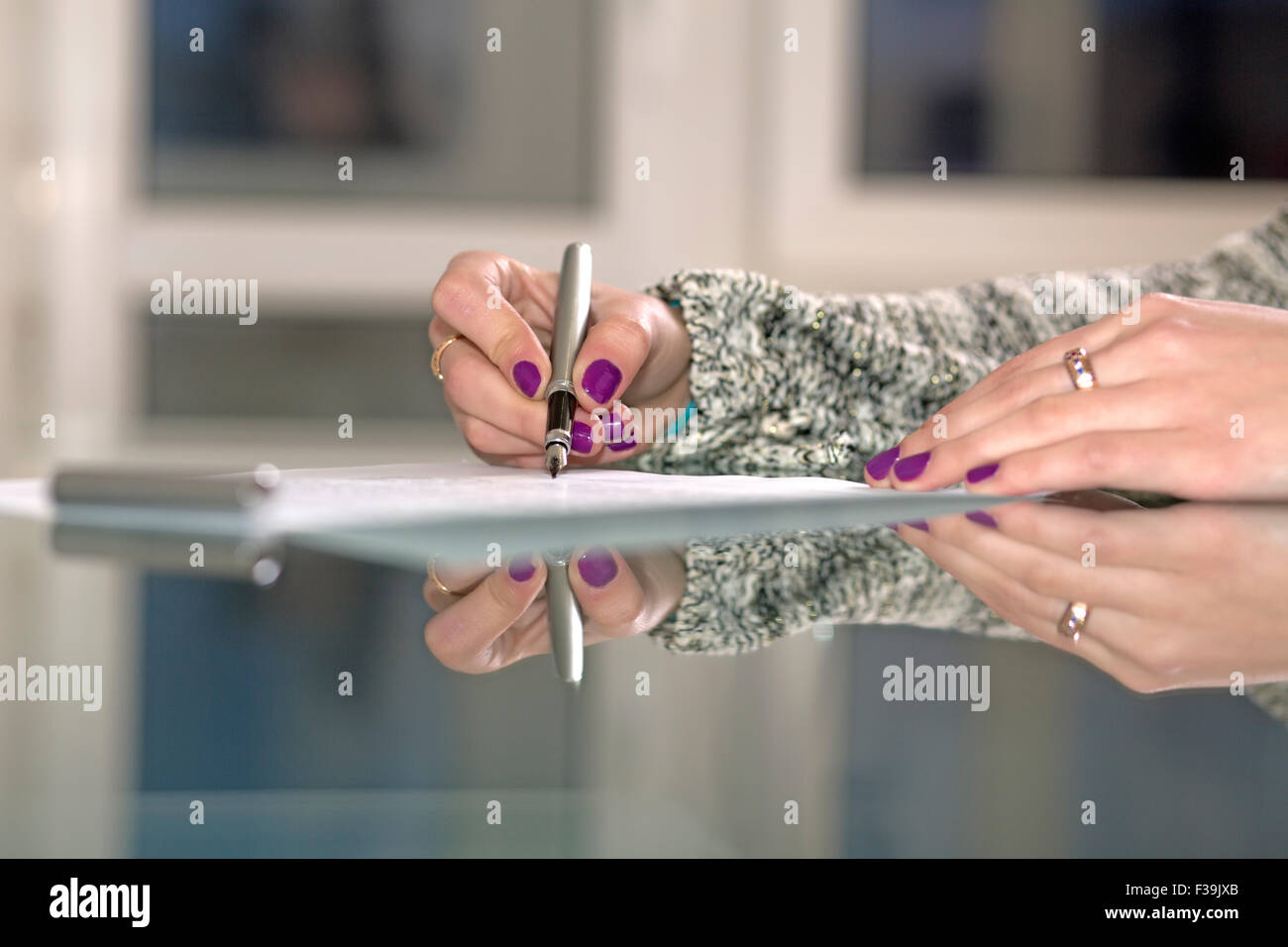 Lady signs contract Stock Photo - Alamy
