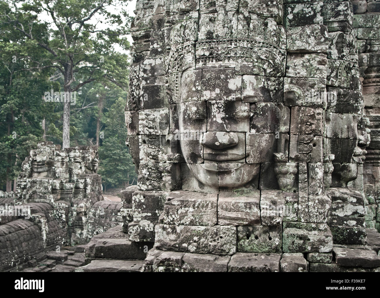 Close up of a giant stone head at bayon temple hi-res stock photography ...