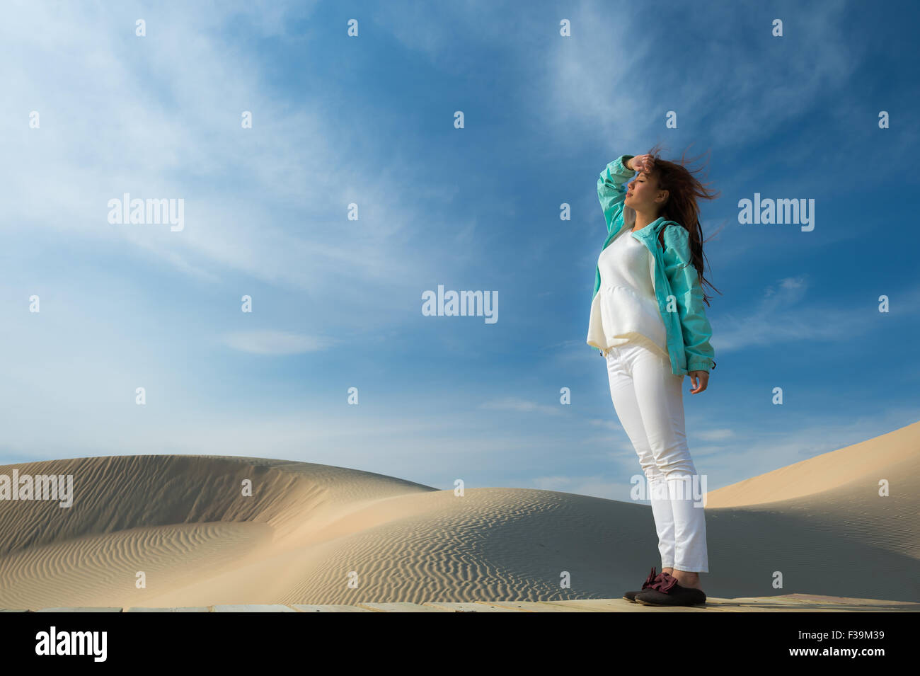 Portrait of a woman standing in the desert hi-res stock photography and ...
