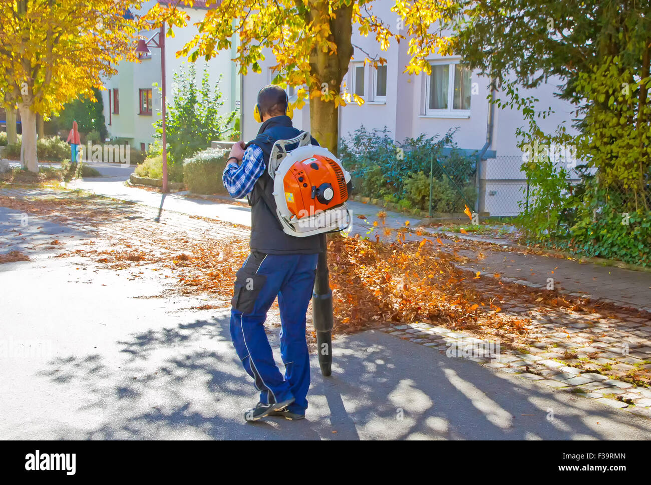Leaf blower hi-res stock photography and images - Alamy