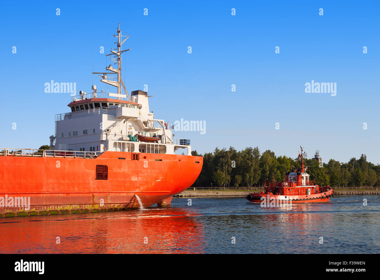 Tug out of water hi-res stock photography and images - Alamy