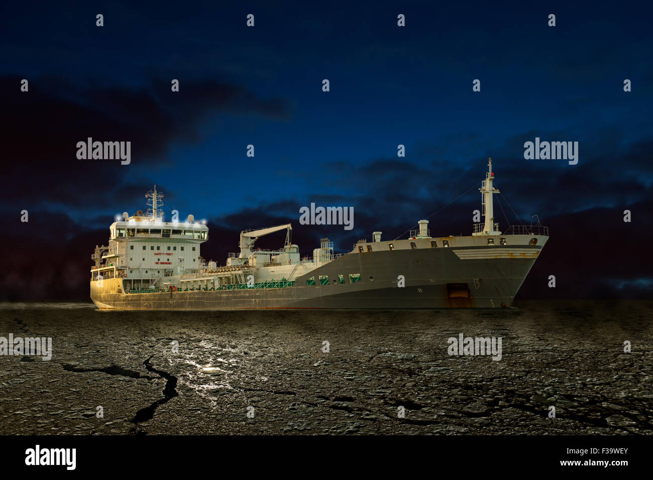 Oil tanker ice ocean hi-res stock photography and images - Alamy