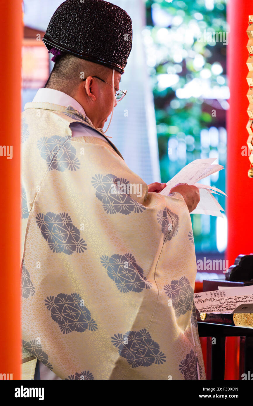 Japan, Shinto shrine. Senior priest, Kannushi, AKA Shinshoku, wearing ...