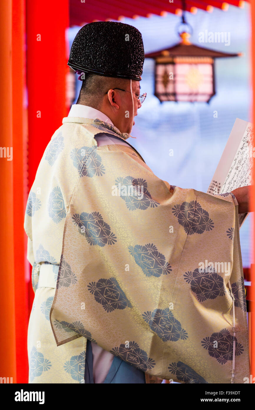 Japan, Shinto shrine. Senior priest, Kannushi, AKA Shinshoku, wearing ...