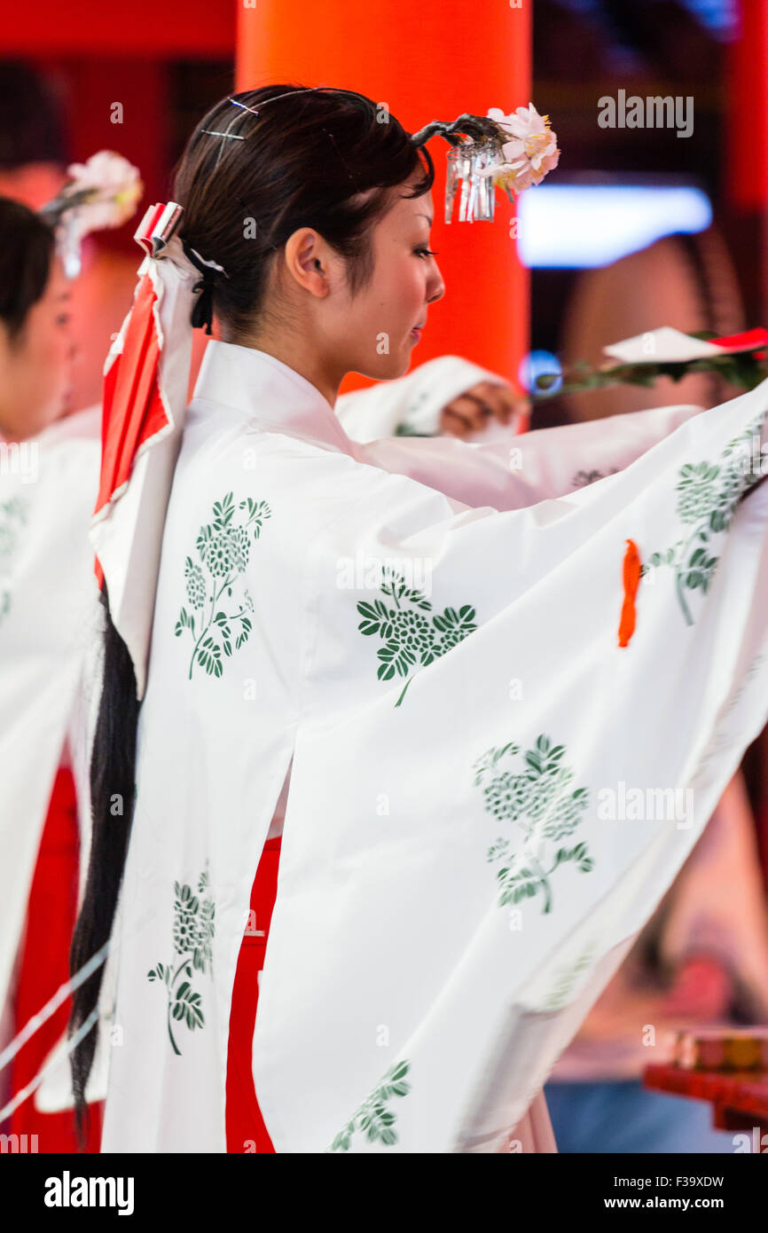 Japan, Ikuta shrine, Kobe. Miko, shrine maiden, performing ritual dance ...