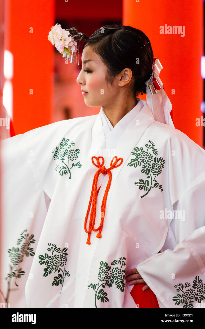 Performance of miko dance hi-res stock photography and images - Alamy