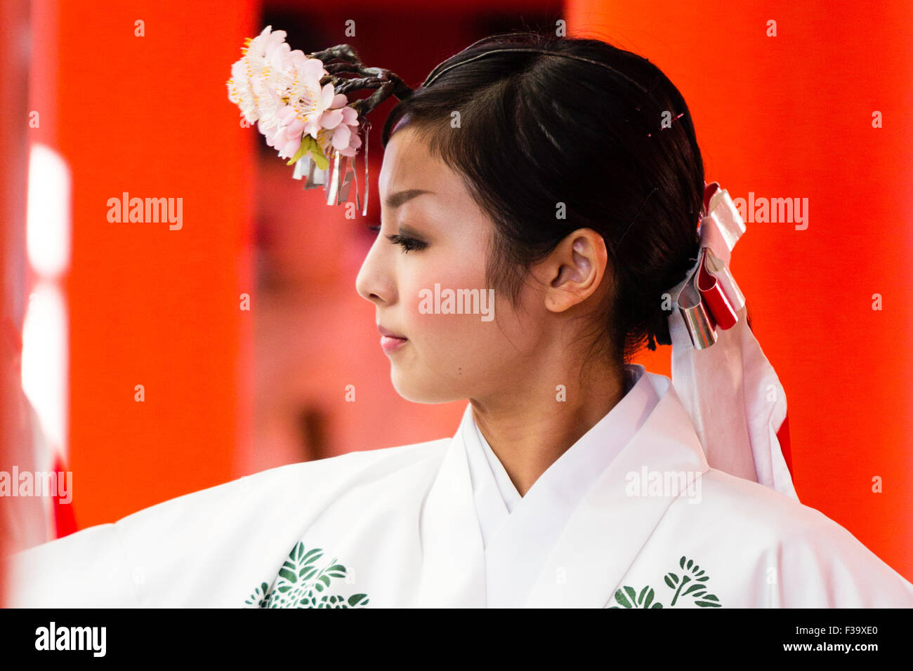 Miko dance hi-res stock photography and images - Alamy