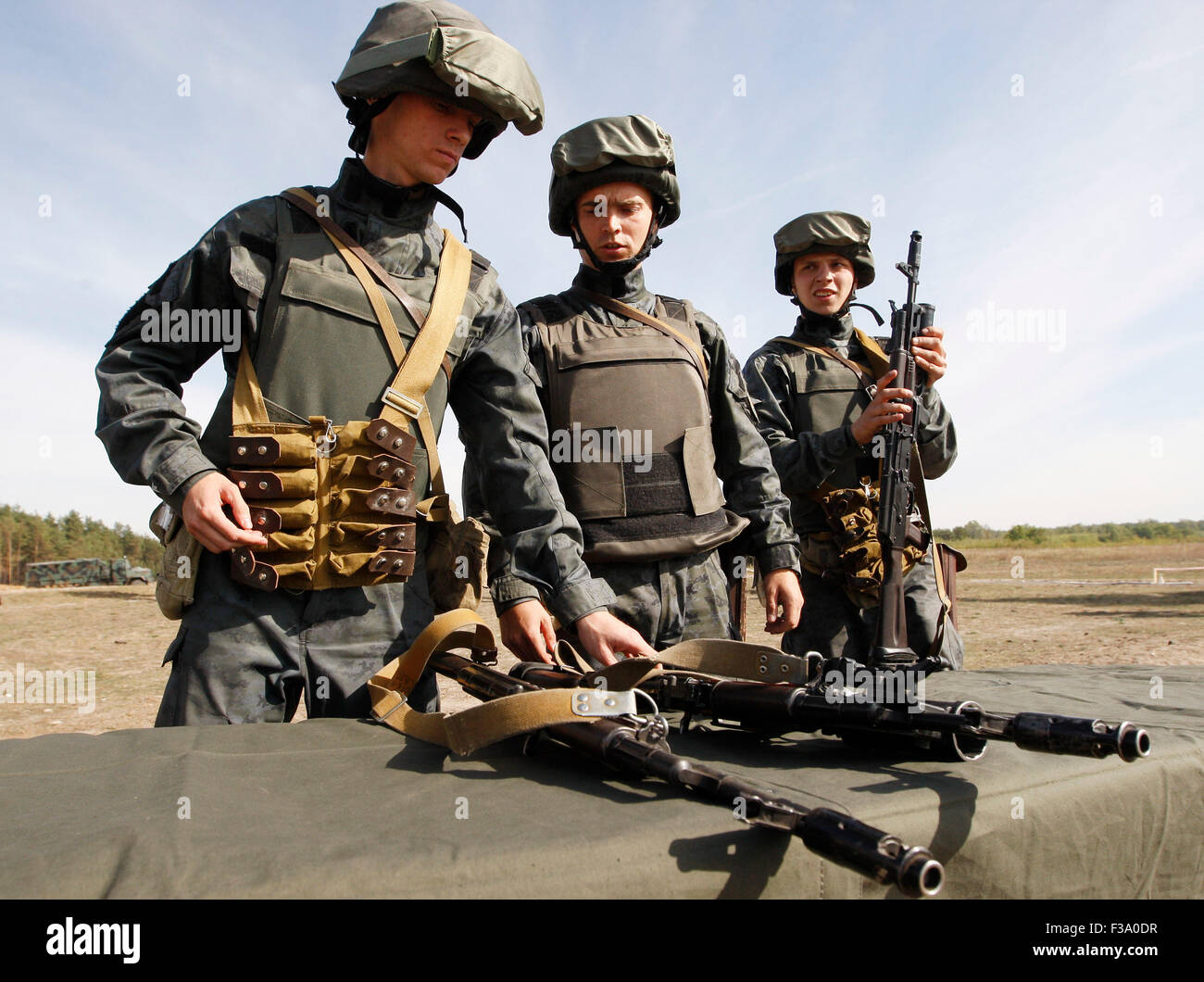 Stare, Ukraine. 02nd Oct, 2015. Soldiers of the Ukrainian National ...