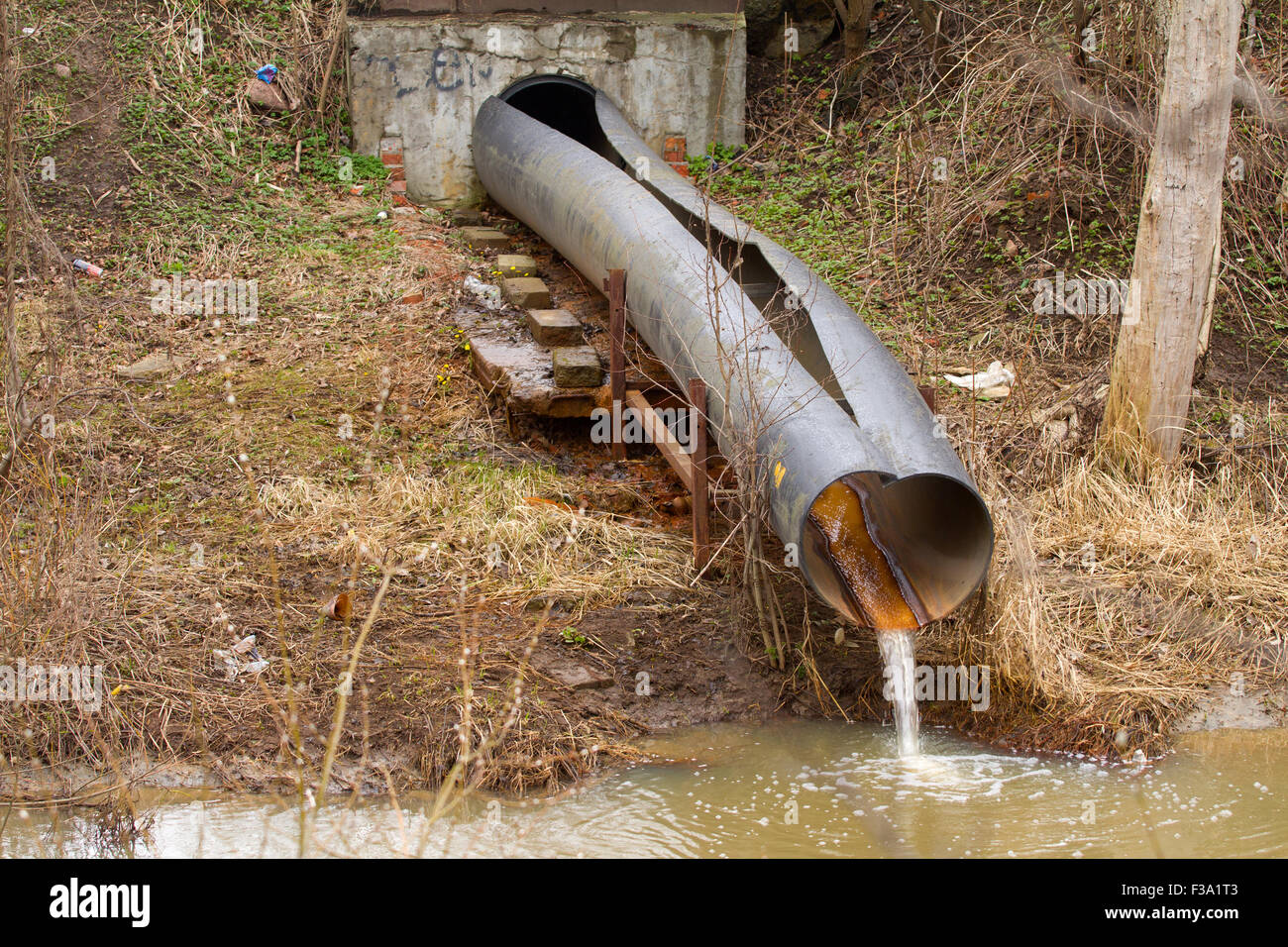 Water flowing through pipe hi-res stock photography and images - Alamy