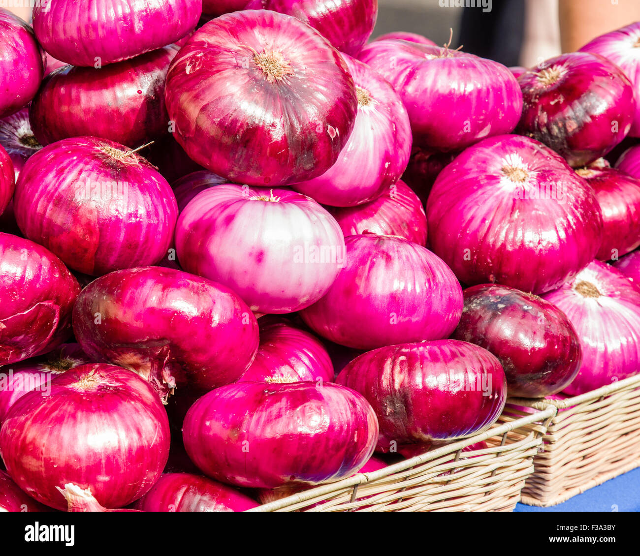 Many red onions hi-res stock photography and images - Alamy