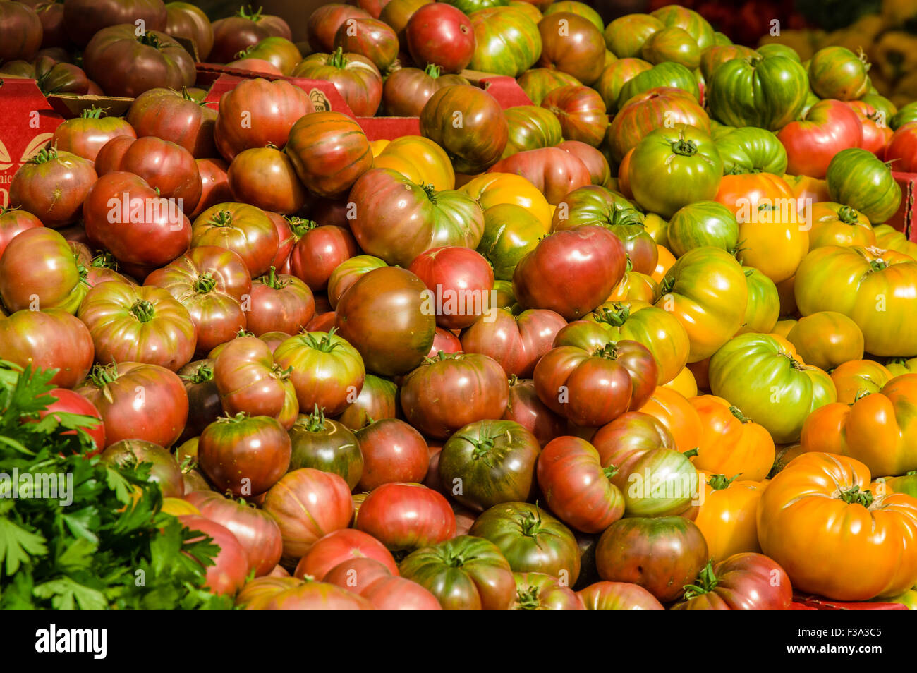 Heirloom tomato display farmers market hi-res stock photography and ...