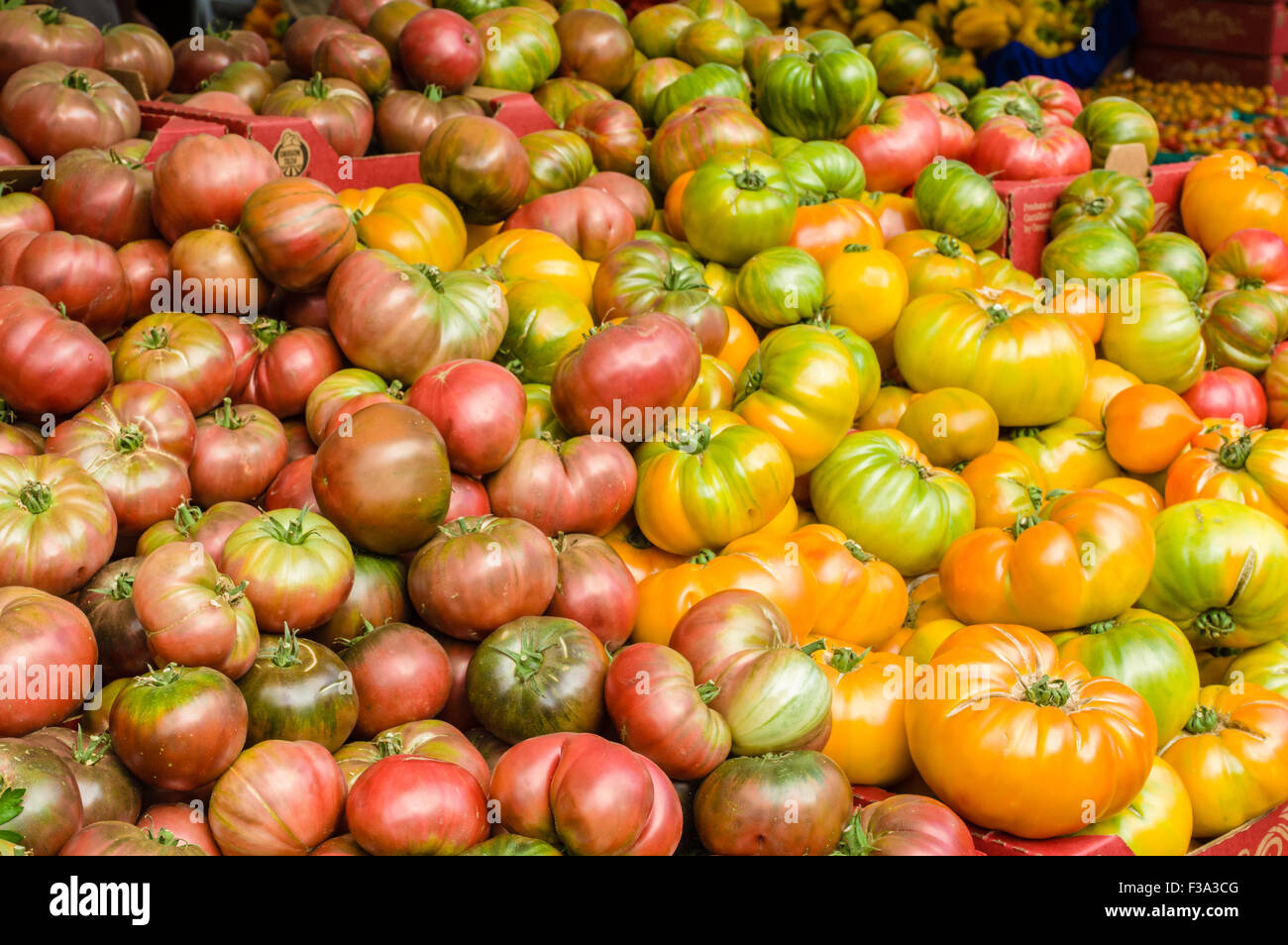 Heirloom tomatoes on display at the farmers market Stock Photo - Alamy