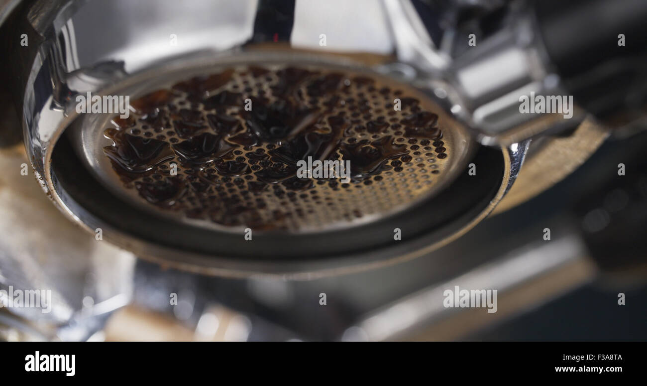 espresso coffee extraction with bottomless filter Stock Photo - Alamy