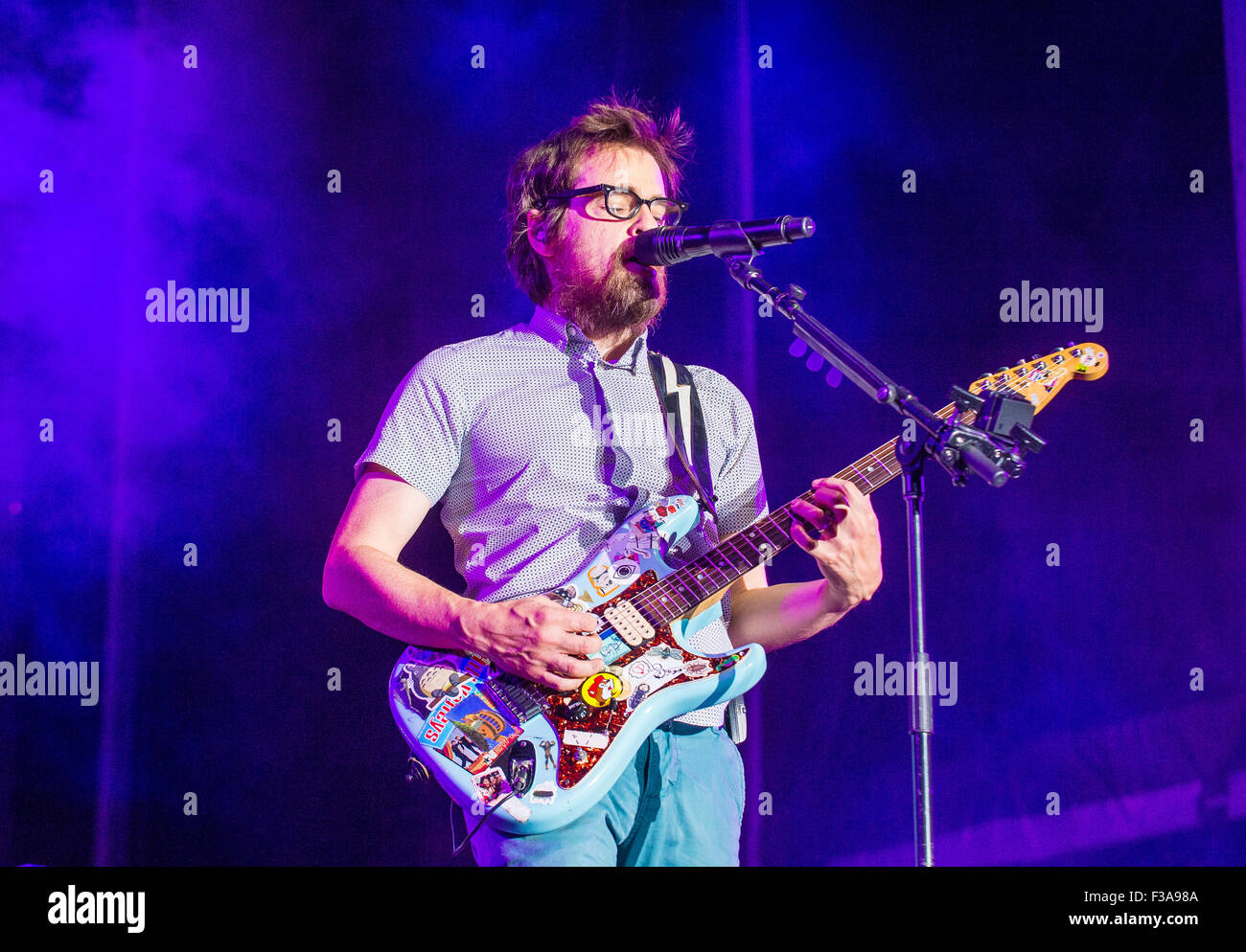 Rivers cuomo singer hi-res stock photography and images - Alamy