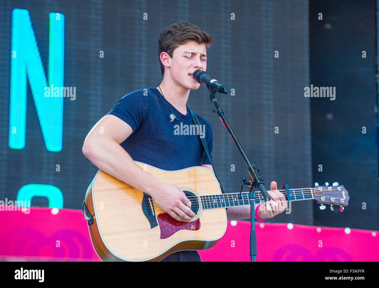 Shawn mendes singer hi-res stock photography and images - Alamy