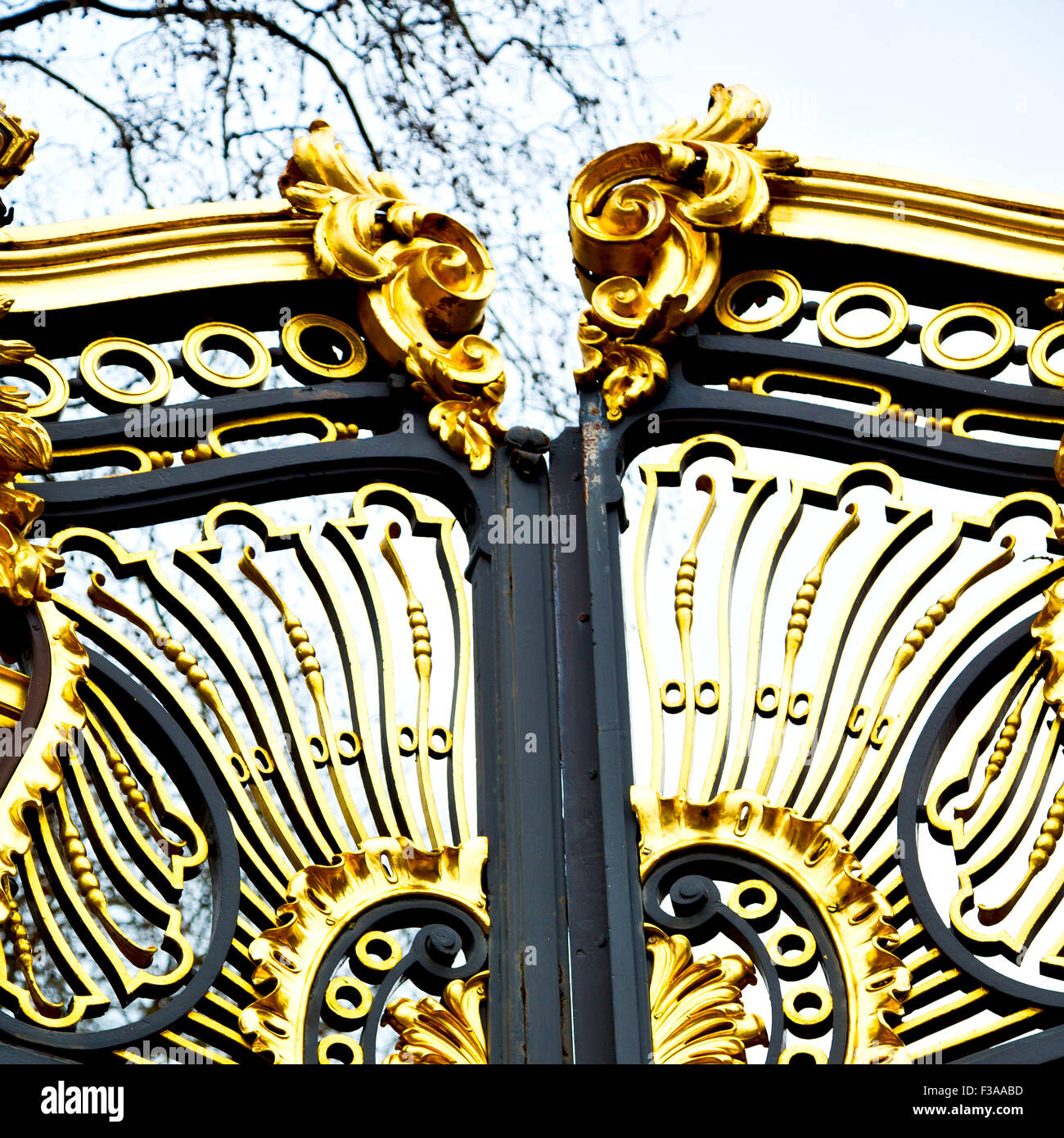 in london england the old metal gate royal palace Stock Photo - Alamy