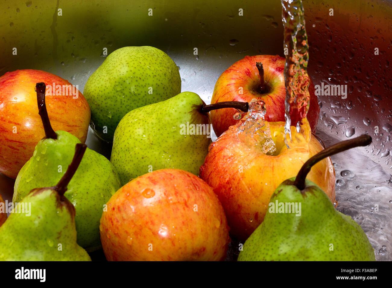 White pouring apples hi-res stock photography and images - Alamy