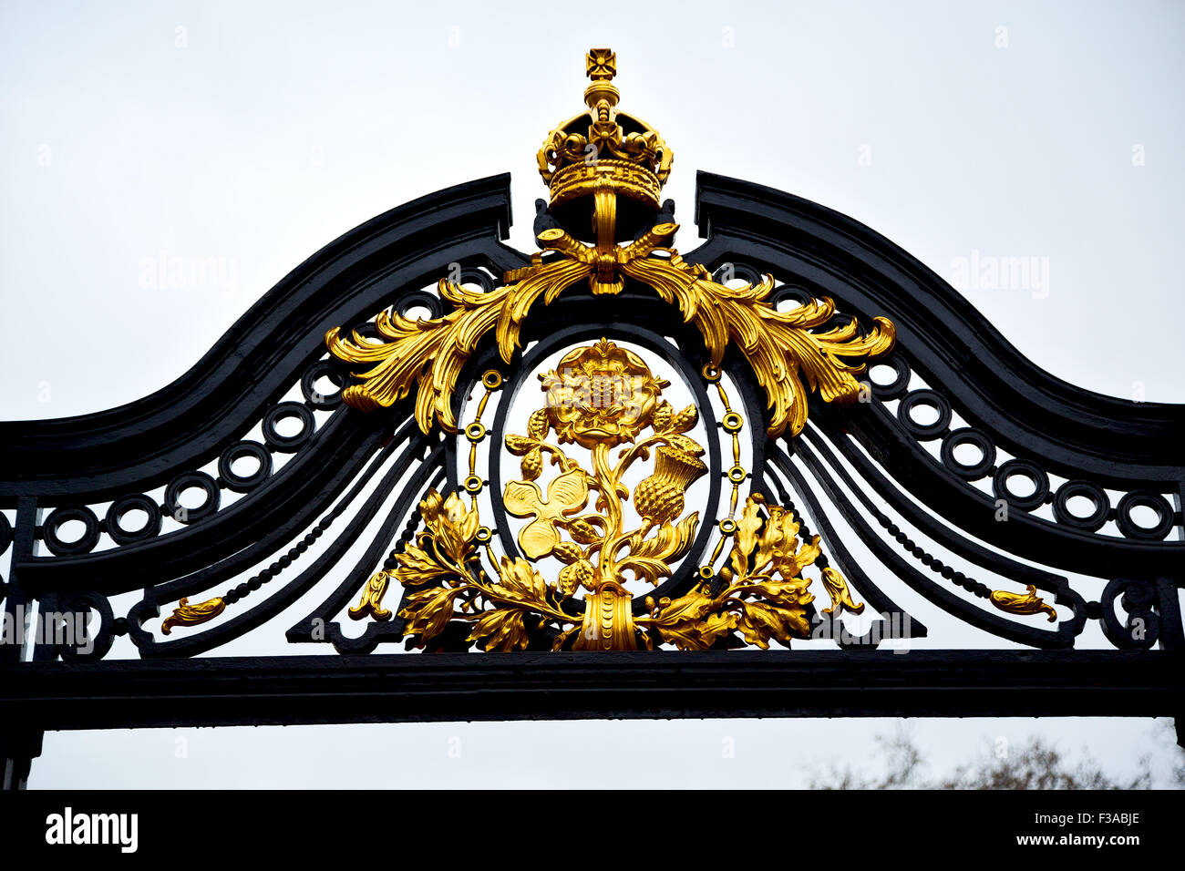in london england the old metal gate royal palace Stock Photo - Alamy