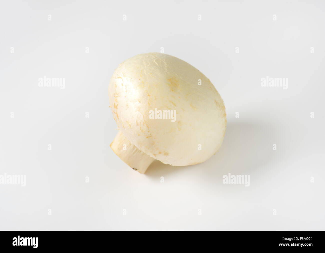 Single unpeeled white button mushroom Stock Photo - Alamy