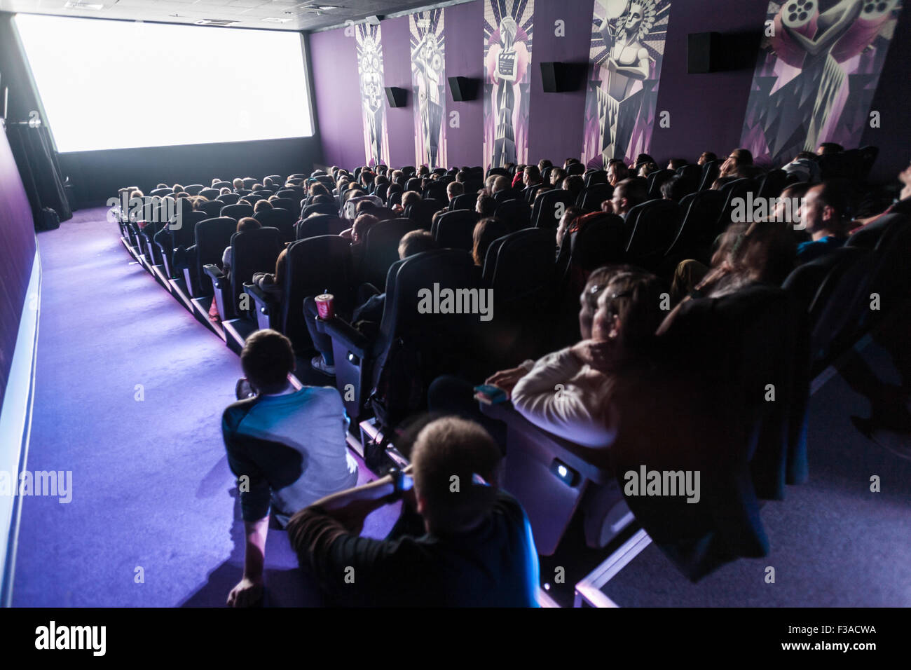 Cinema audience hi-res stock photography and images - Alamy