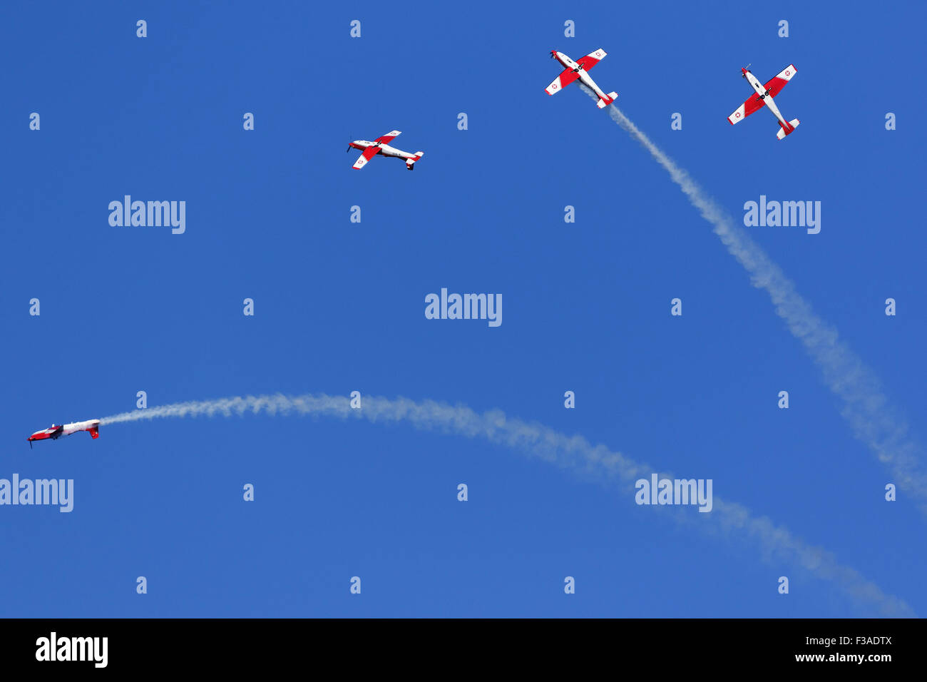 Swiss Air Force Pilatus PC-7 trainers aerobatic team flying their ...