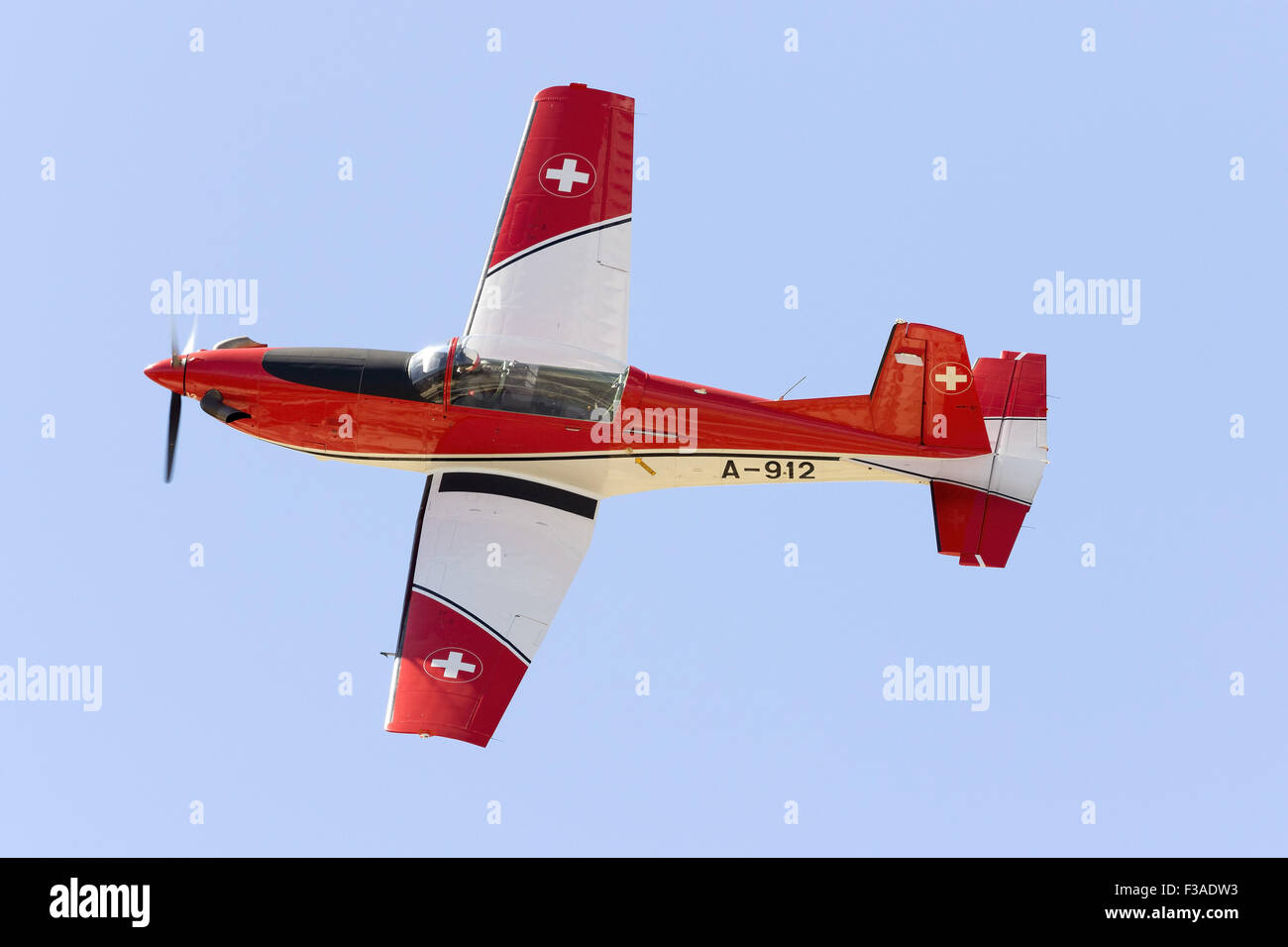 Swiss Air Force Pilatus PC-7 trainers aerobatic team flying their ...