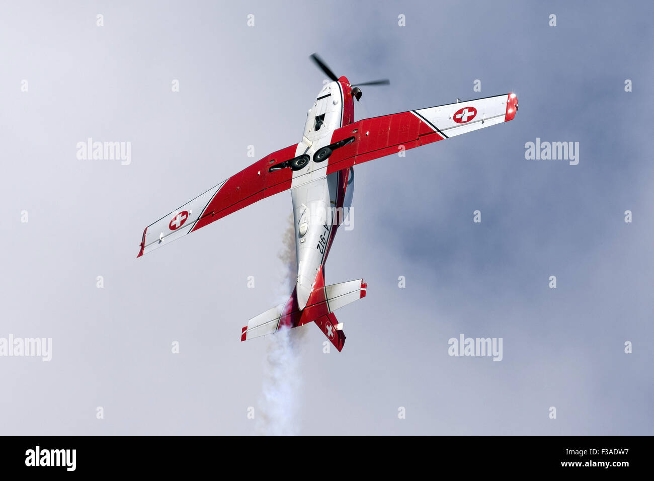 Swiss Air Force Pilatus PC-7 trainers aerobatic team flying their ...