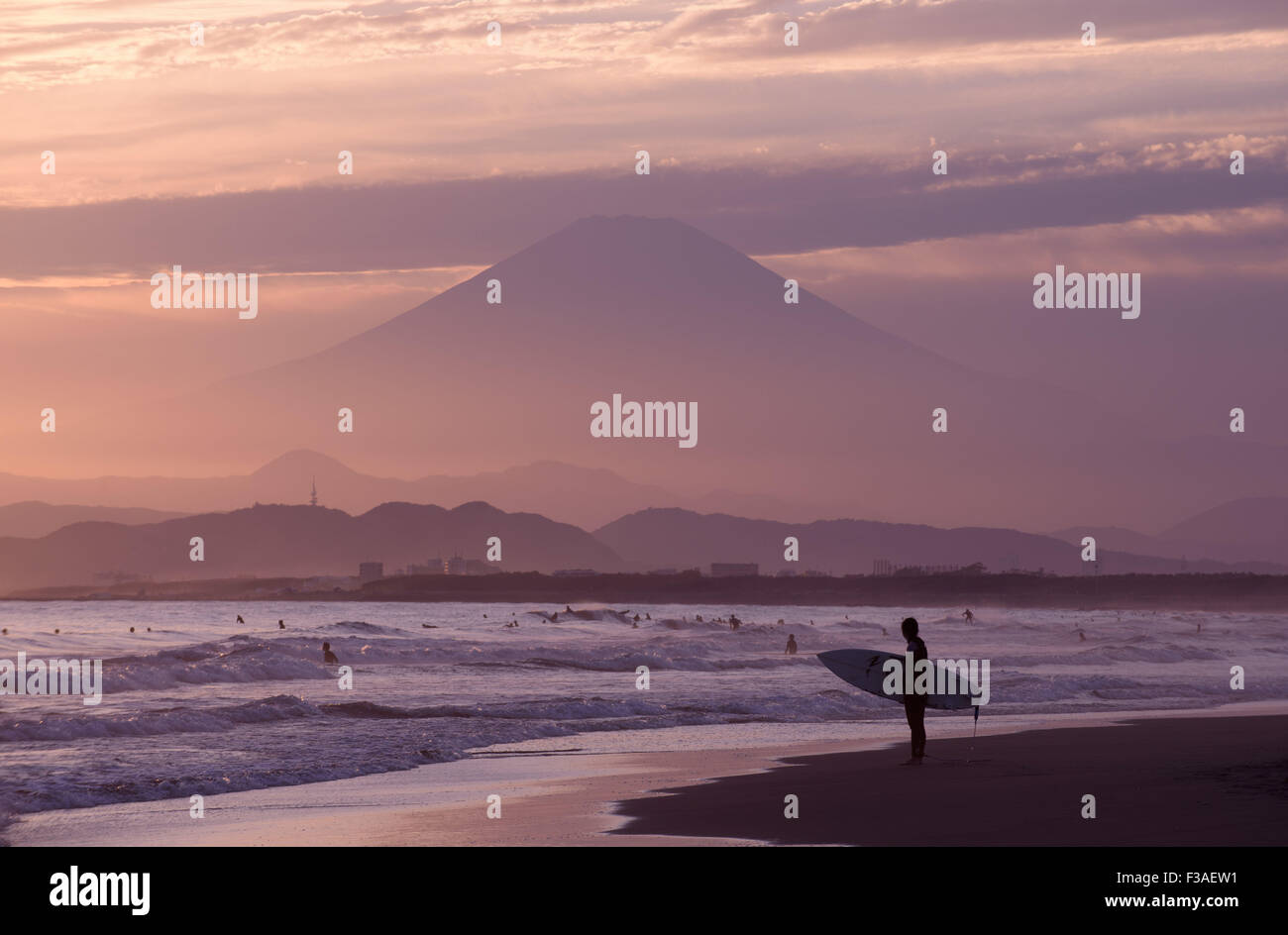 Fujisawa, Kanagawa, Japan. 3rd Oct, 2015. Mount Fuji is seen in the ...