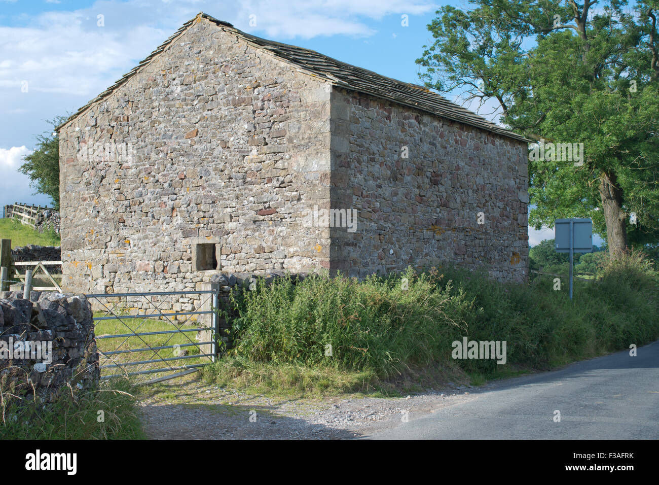 Stone Farm Building Stock Photo - Alamy