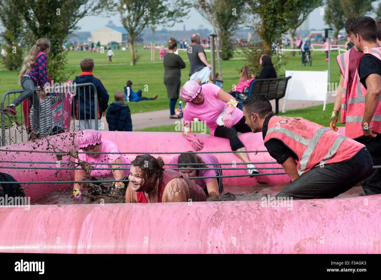 entrants at the 5k pretty muddy race for life in aid of cancer research ...
