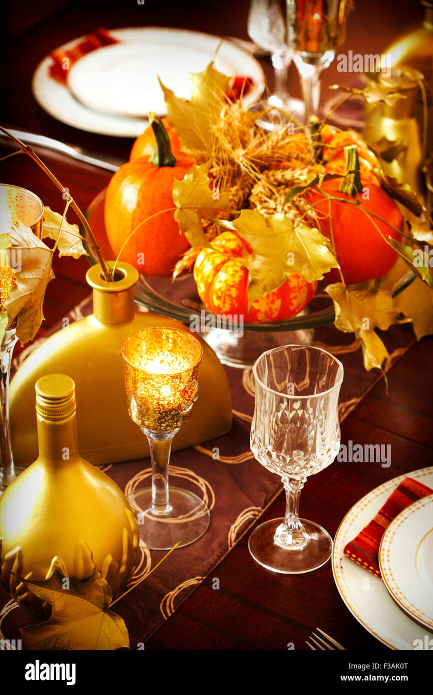 Thanksgiving table setting Stock Photo - Alamy