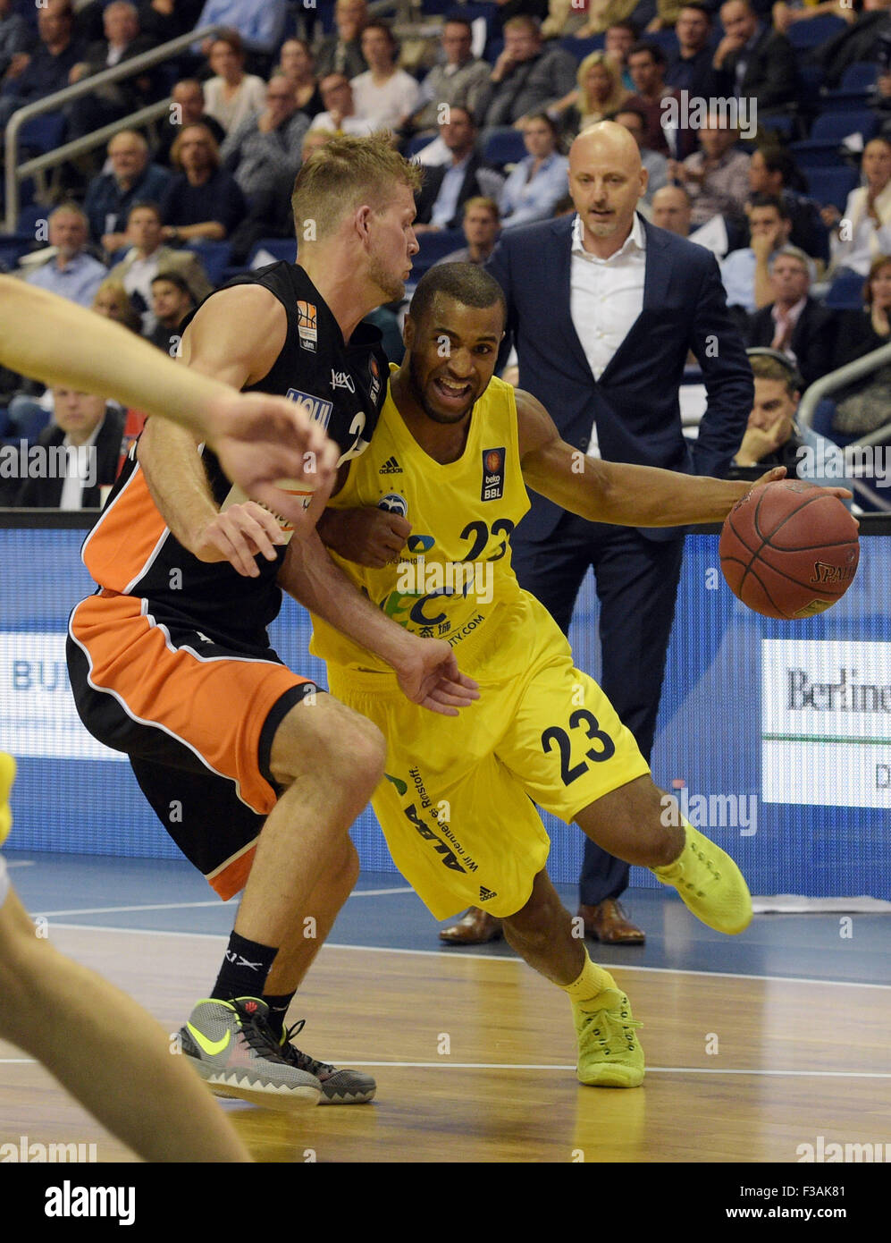 Berlin, Germany. 1st Oct, 2015. Alba's Jordan Taylor (r) and Ulm's ...