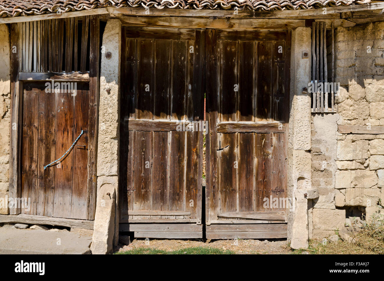 Old dilapidated house hi-res stock photography and images - Alamy