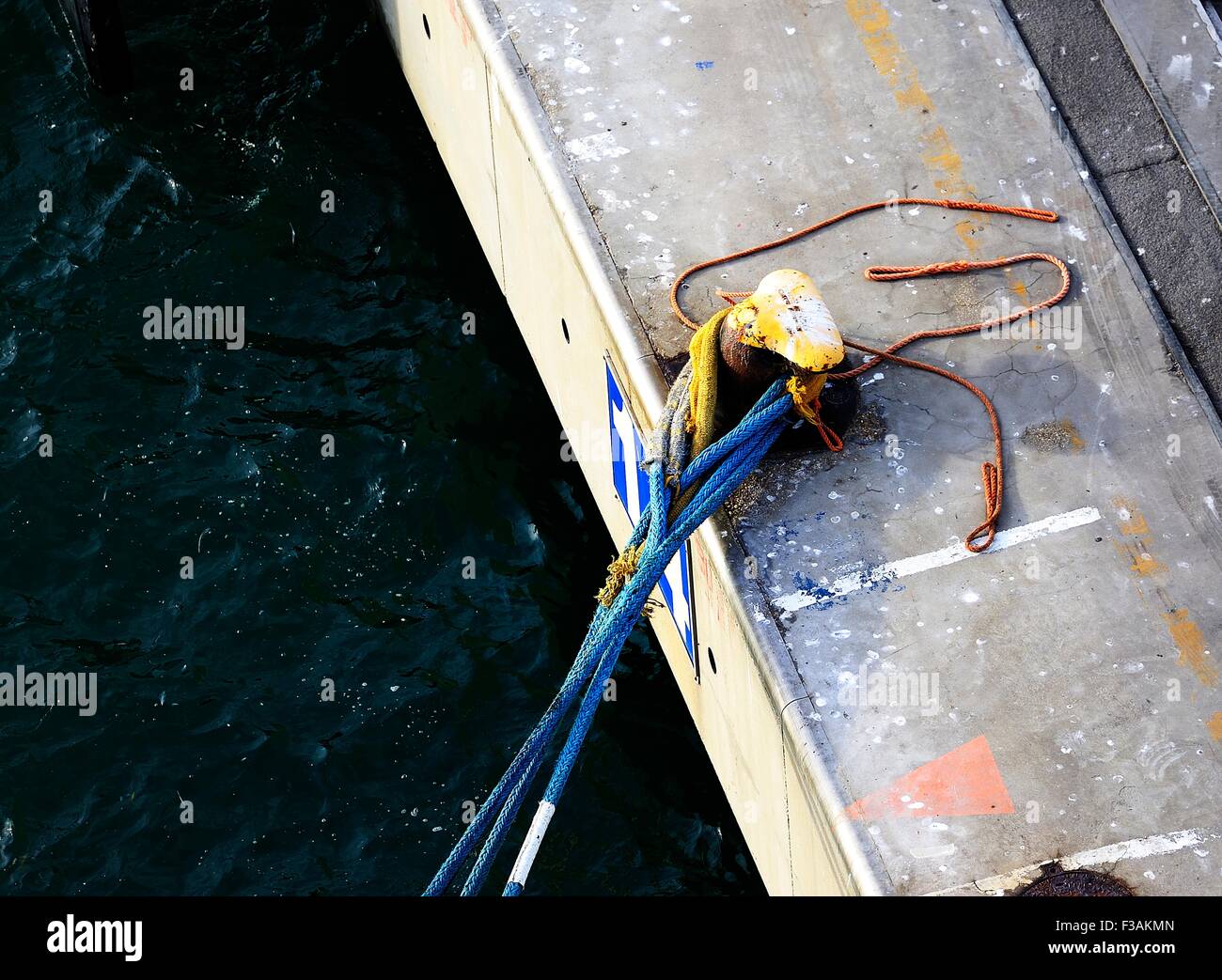 Yellow marker lines hi-res stock photography and images - Alamy