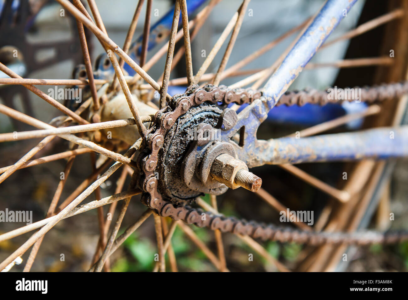 Old bicycle chain hi-res stock photography and images - Alamy