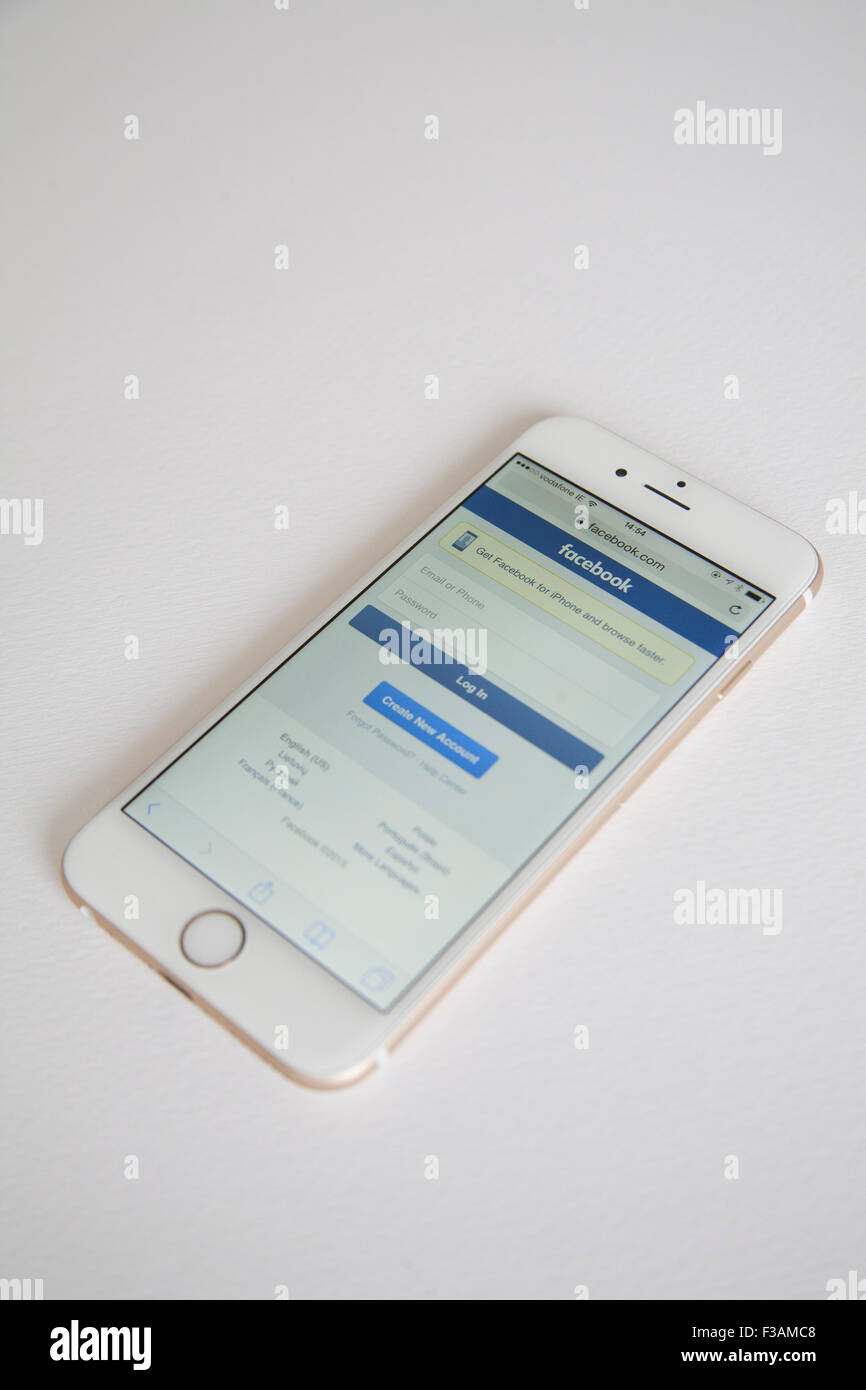 Facebook iphone hi-res stock photography and images - Alamy