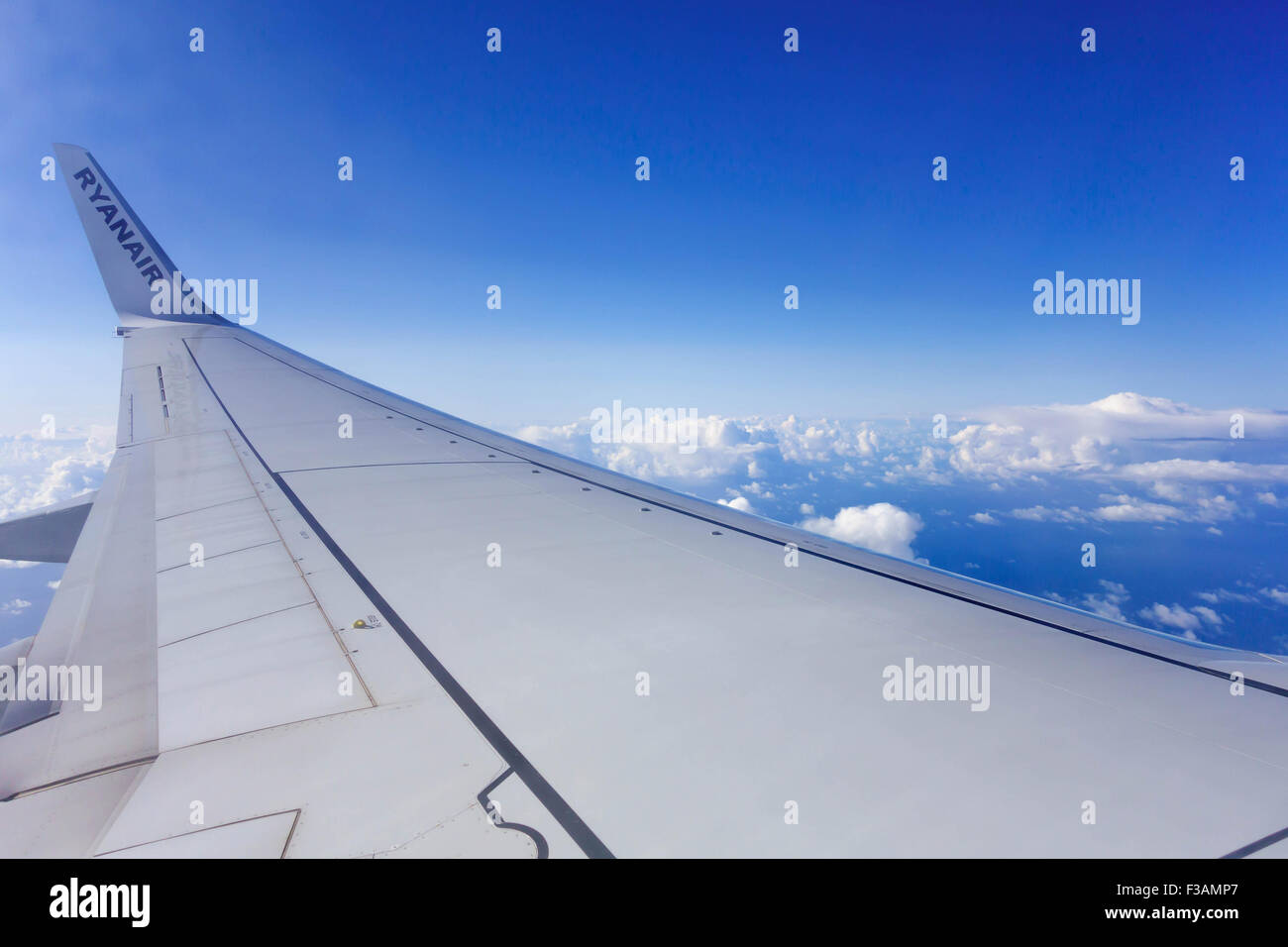 View over Boeing 737 wing Stock Photo - Alamy
