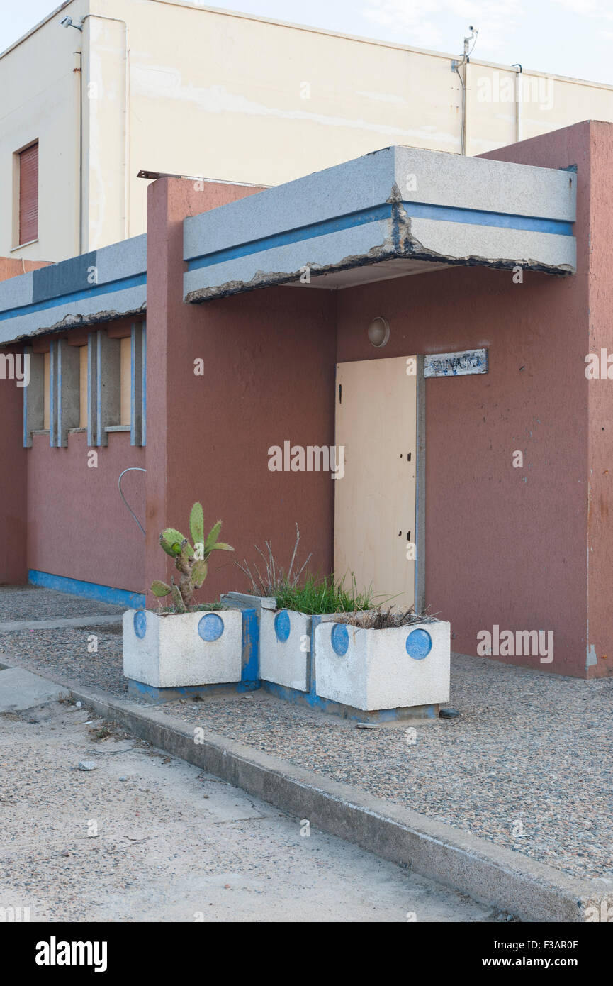 run down, closed up building Stock Photo - Alamy