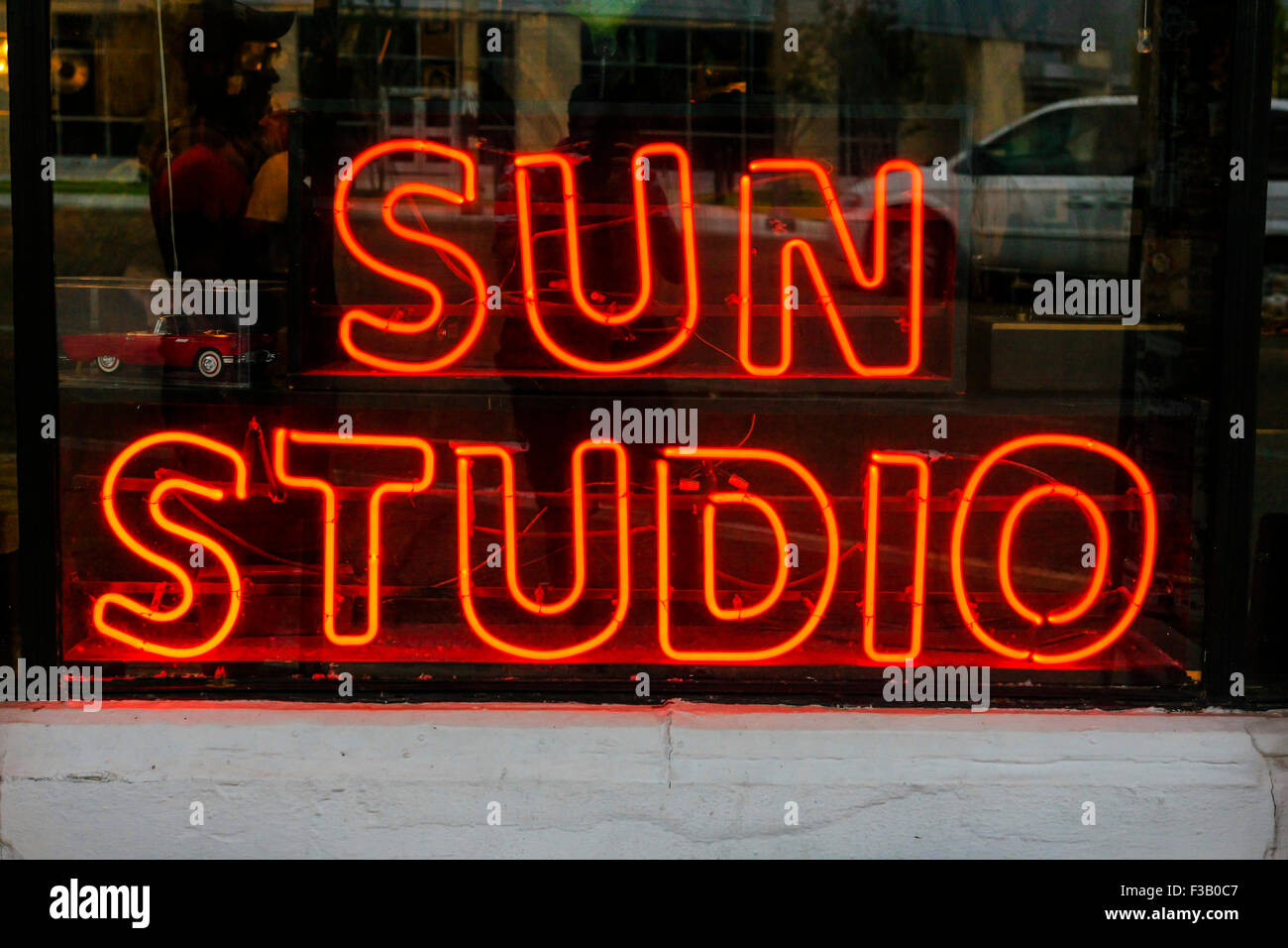 Memphis neon sign hi-res stock photography and images - Alamy