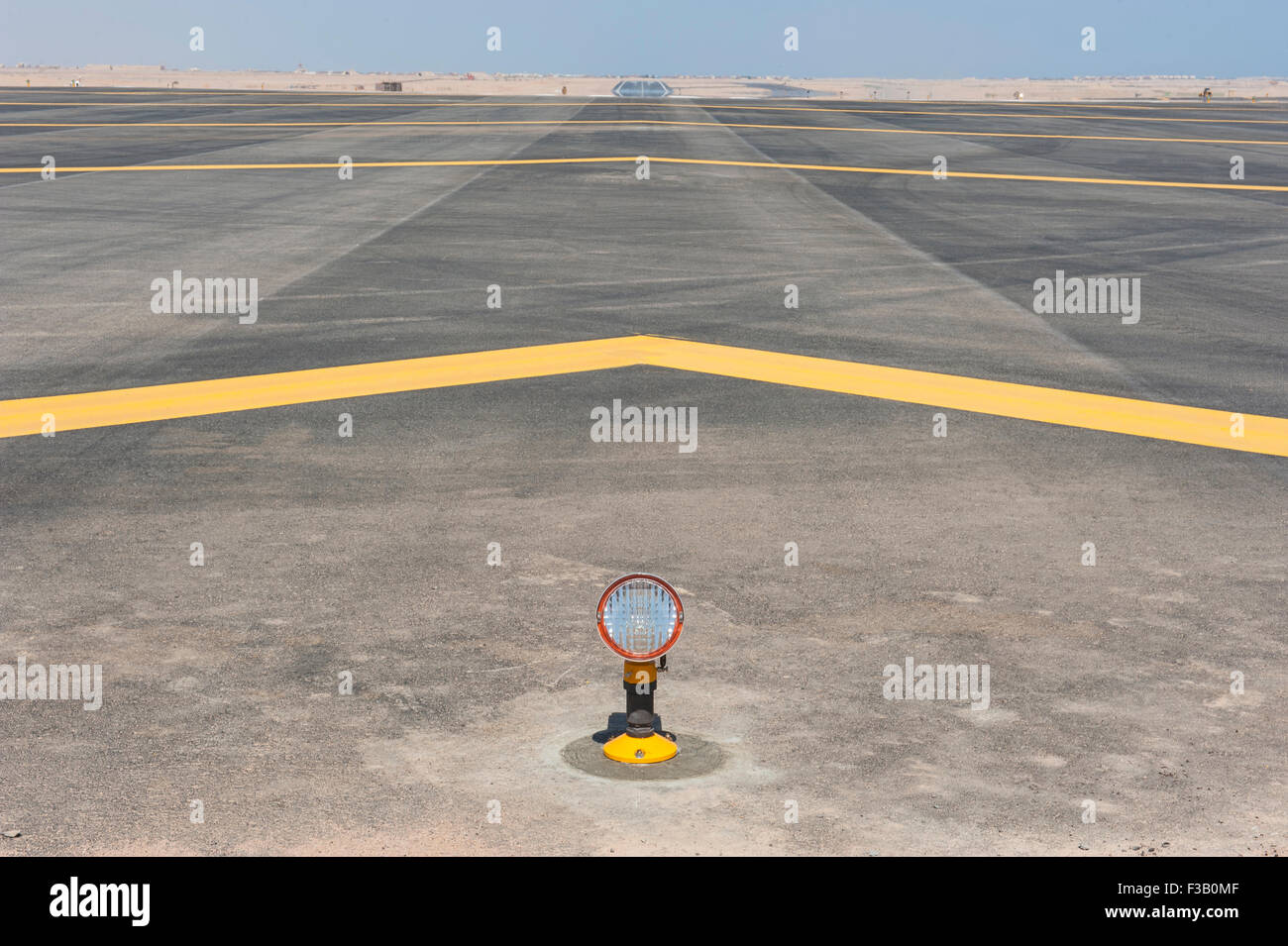 Airfield approach lights hi-res stock photography and images - Alamy