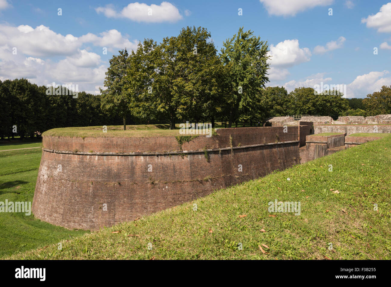 City wall of lucca hi-res stock photography and images - Alamy