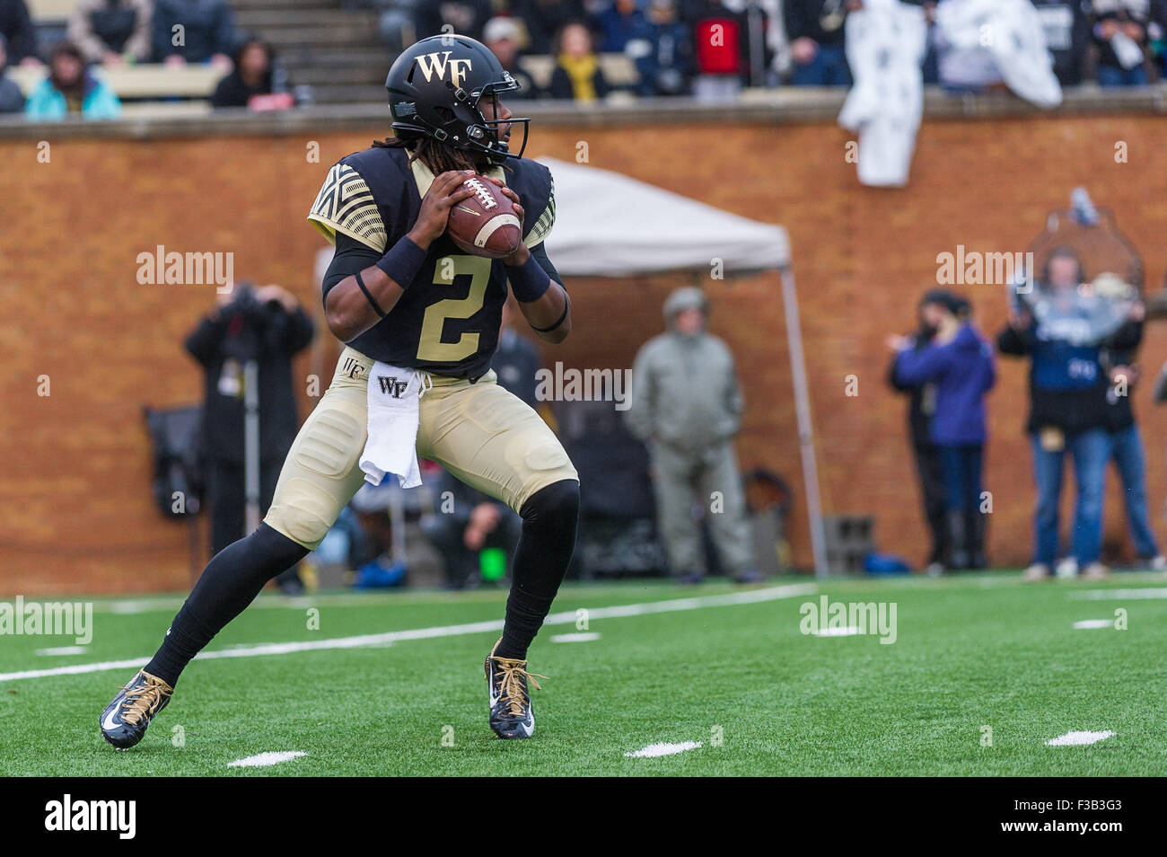 Winston-Salem, NC, USA. 2nd Oct, 2015. Wake Forest Demon Deacons quarterback Kendall Hinton #2 ...