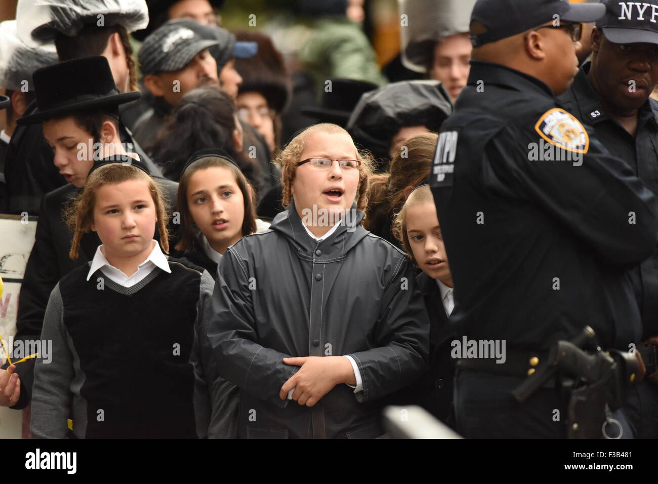 New York City, United States. 03rd Oct, 2015. Hasidic youngsters watch ...