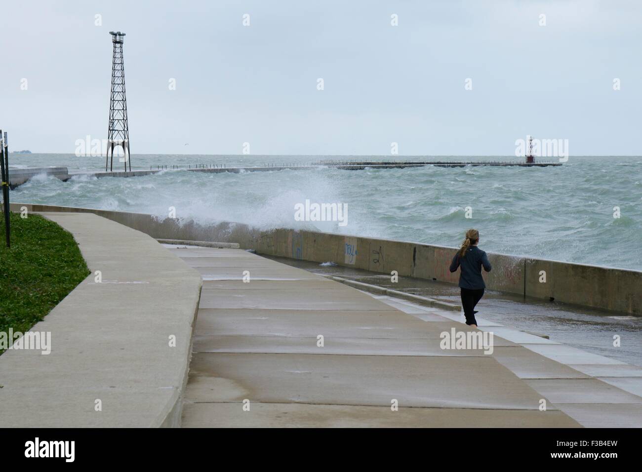 Chicago, Illinois, USA. 3rd October, 2015. A young woman dodges waves ...