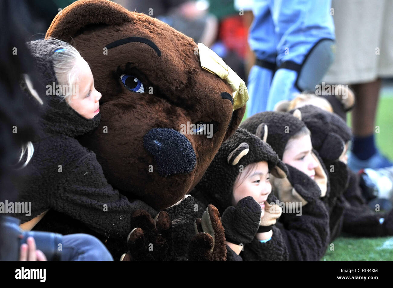 Pasadena, CA. 3rd Oct, 2015. UCLA Bruins Mascot Josie in the first ...